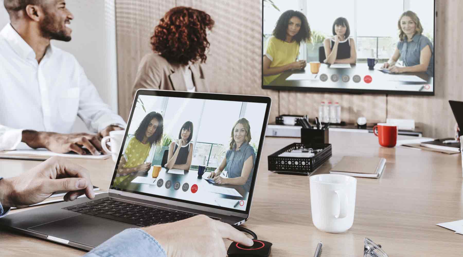 Migliora la tua Microsoft Teams o Zoom room Experience con ClickShare ...